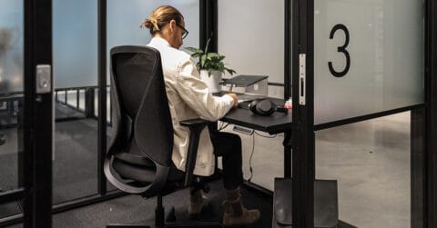 Ways of sitting office workers should avoid - Buro Seating